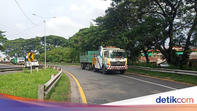 Truk Gandeng Terguling, Exit Tol Waru Sempat Macet