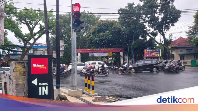 Traffic Light Asal-asalan Kota Malang Halangi Guiding Block untuk Tunanetra