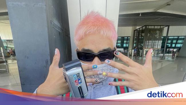 7 Gaya Devano Danendra Pakai Kuteks Warna-warni, Berani Tampil Beda