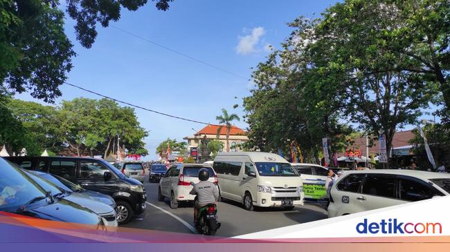 Potret Kemacetan di Pelabuhan Sanur, Kantong Parkir Penuh