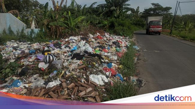 Jorok! Sampah Meluber di TPS Sementara Weding Demak Ganggu Pengendara