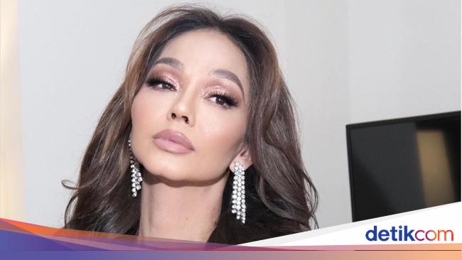 8 Gaya Glamour Bunda Corla, Disebut Transgender oleh Nikita Mirzani