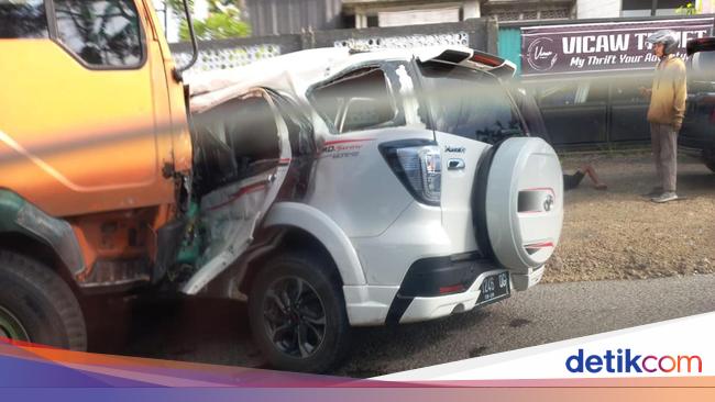 Laka Maut Mobil Vs Truk di Jalur Pantura Pati-Kudus, 1 Tewas Laka Maut Mobil Vs Truk di Jalur Pantura Pati-Kudus, 1 Tewas