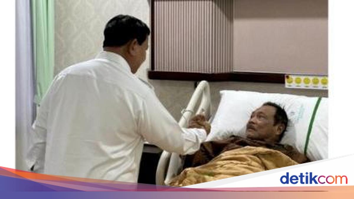 Menhan Prabowo Jenguk Jenderal TNI (Purn) Subagyo HS di RSPAD Kartika