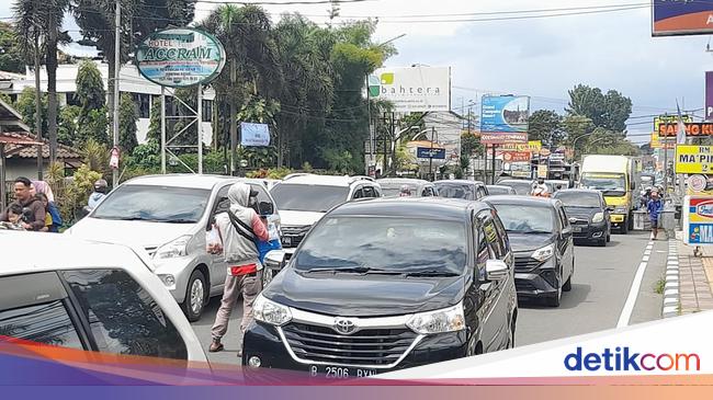 Kawasan Puncak Macet di Sejumlah Titik Siang Ini!
