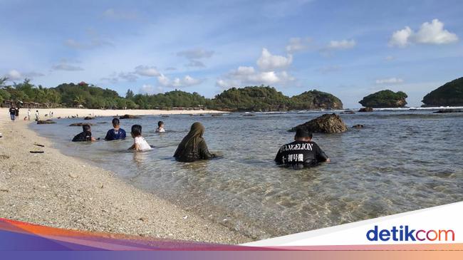 Pantai Pacitan Dibanjiri Wisatawan Saat Libur Imlek Pantai Pacitan Dibanjiri Wisatawan Saat Libur Imlek