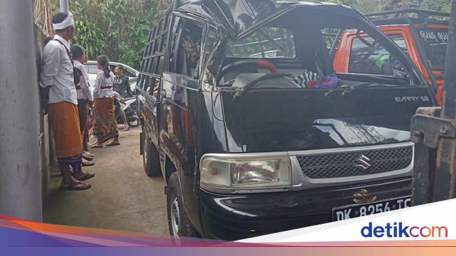 Mobil Pikap Bawa Rombongan Pemedek Terbalik-Timpa 6 Siswa Pulang Sekolah