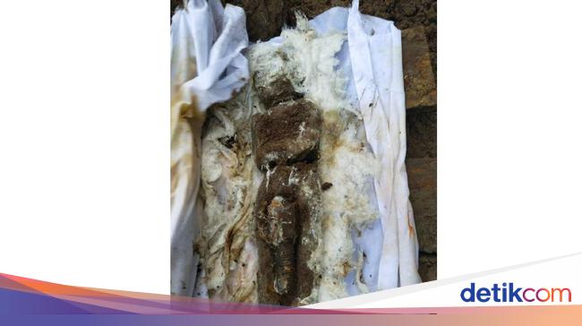 Warga Cianjur Bongkar 6 Makam Misterius, Isinya Golok hingga 'Pocong' Warga Cianjur Bongkar 6 Makam Misterius, Isinya Golok hingga 'Pocong'