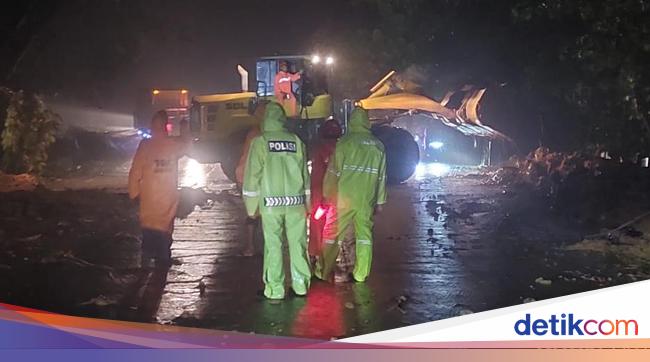Sempat Putus Total Akibat Longsor, Jalur Sitinjau Lauik Kembali Dibuka Sempat Putus Total Akibat Longsor, Jalur Sitinjau Lauik Kembali Dibuka