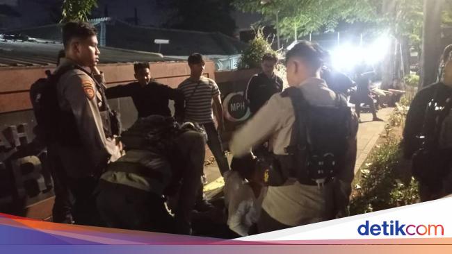 Polisi Ringkus 9 Remaja Bersajam Diduga Hendak Tawuran Di Jakbar