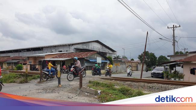 Pengendara Motor Tewas Tertabrak Kereta Api di Rel Tanpa Plang di Medan