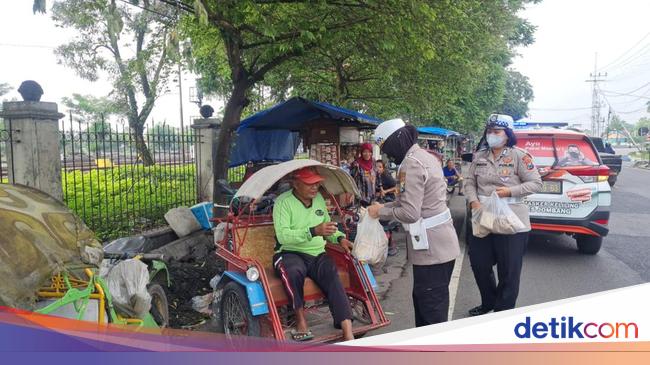 Pulihkan Ekonomi, Polisi Borong Nasi Bungkus untuk Tukang Becak di Jombang Pulihkan Ekonomi, Polisi Borong Nasi Bungkus untuk Tukang Becak di Jombang