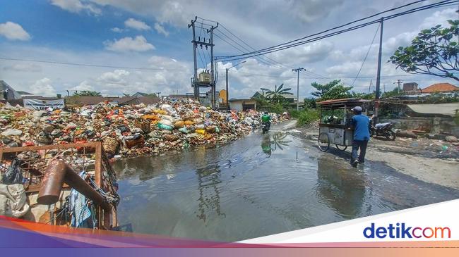 Jorok! Sampah Menggunung Nyaris Tutupi Jalan ke Pasar Baleendah Jorok! Sampah Menggunung Nyaris Tutupi Jalan ke Pasar Baleendah