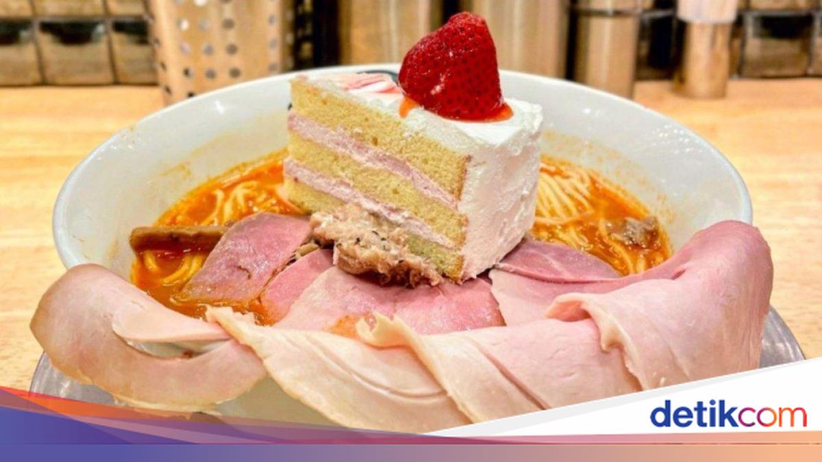 Bukan Daging, Ramen di Restoran Ini Toppingnya Strawberry Shortcake!