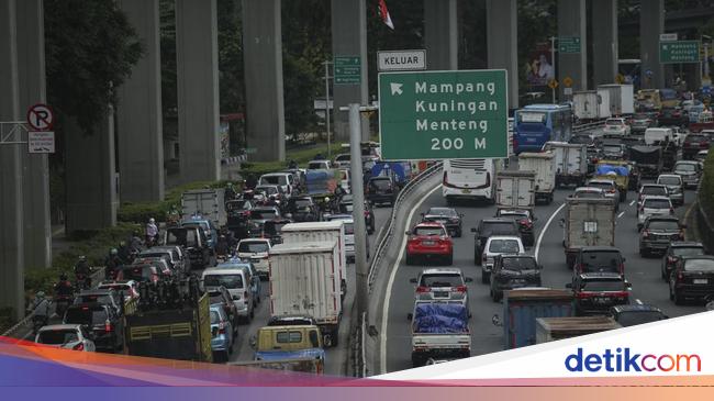 Jalan Gatsu-Polda Metro Jaya Macet Hingga Siang Ini