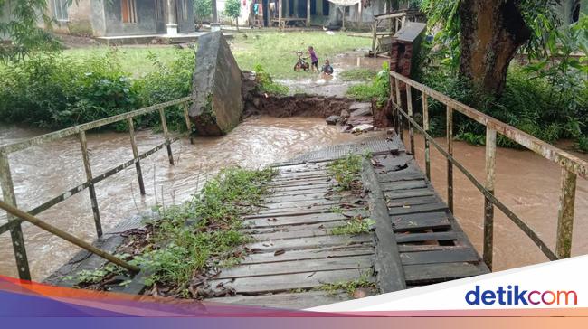 Jembatan di Saketi Pandeglang Ambruk Diterjang Arus Sungai