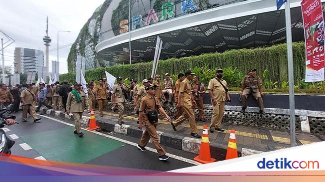 Bus Massa Perangkat Desa Parkir hingga Senayan, Lalin Gatsu Ditutup