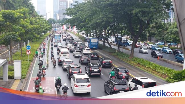 Lalin di GBK Ikut Kena Macet Imbas Pengalihan Arus Demo Depan DPR
