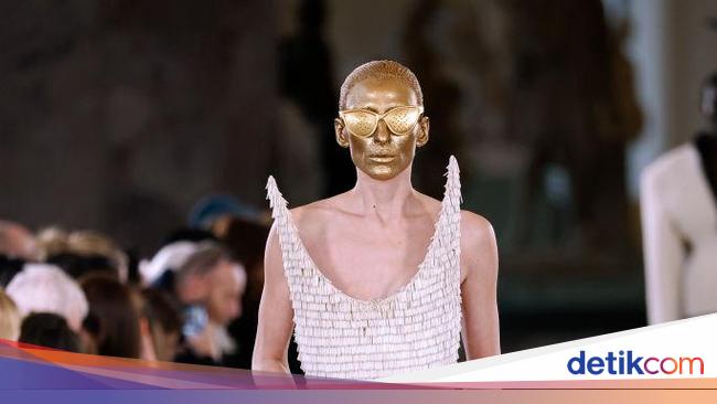7 Potret Maggie Maurer, Model yang Viral Menyusui Anak di Paris Fashion ...