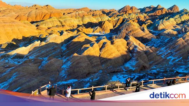 Menikmati Keindahan Gunung Pelangi di Zhangye China