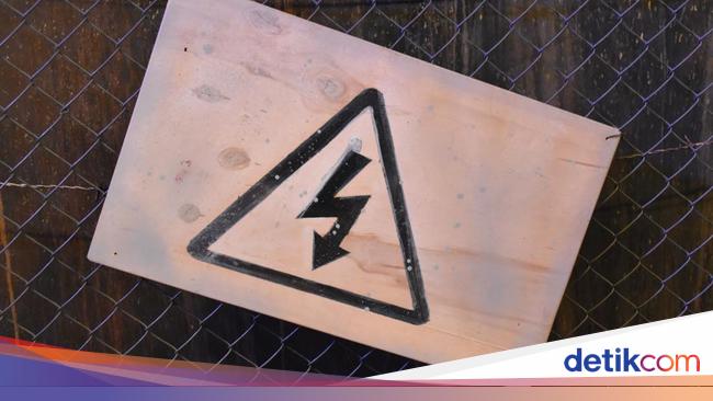 Pria di Kepri Tewas Tersengat Listrik Saat Ganti Bendera Partai Pria di Kepri Tewas Tersengat Listrik Saat Ganti Bendera Partai