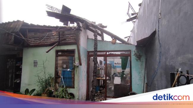 Rumah di Surabaya Rusak Tertimpa Tembok Sekolah Ambruk