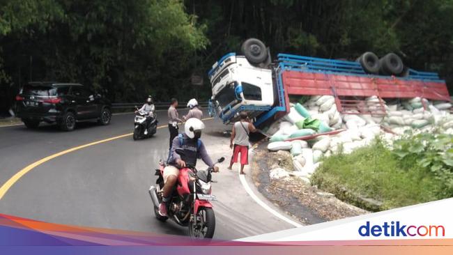 Truk Muatan Gaplek Terguling di Bokong Semar Jalan Jogja-Wonosari