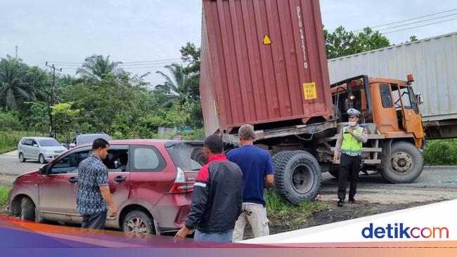 Truk Kontainer Tak Kuat Nanjak, Lintas Pekanbaru-Pelalawan Macet Parah