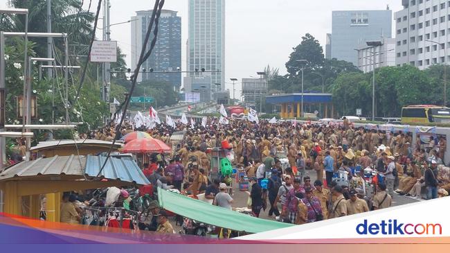 Cerita Pedagang Bakso Spesialis Saat Demo