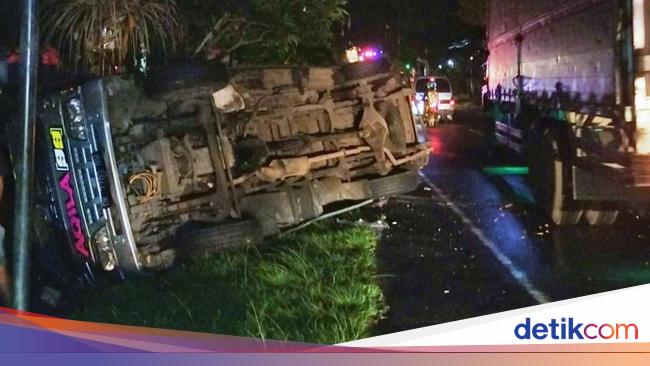 Truk Tronton Hantam Minibus hingga Terbalik di Jalan Denpasar-Gilimanuk