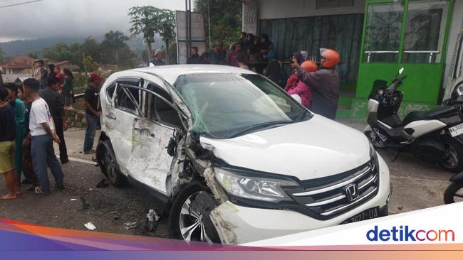 Kecelakaan Beruntun di Tanah Datar, Sejumlah Orang Dilaporkan Tewas Kecelakaan Beruntun di Tanah Datar, Sejumlah Orang Dilaporkan Tewas