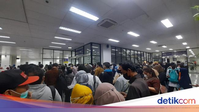 Jam Pulang Kantor, Antrean Penumpang Menumpuk di Stasiun Manggarai! Jam Pulang Kantor, Antrean Penumpang Menumpuk di Stasiun Manggarai!