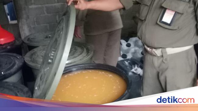 Satpol PP Sita 175 Liter Arak Gula di Karangasem