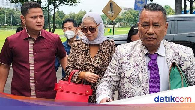 Venna Melinda Tiba di Polda Jatim Didampingi Hotman Paris Venna Melinda Tiba di Polda Jatim Didampingi Hotman Paris