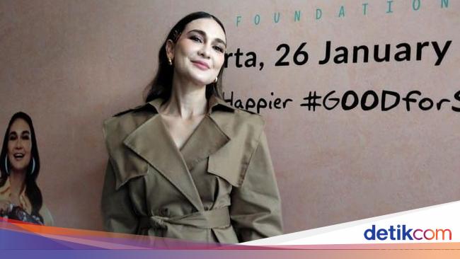 Luna Maya Blak-blakan soal Status Hubungannya dengan Gading Marten Luna Maya Blak-blakan soal Status Hubungannya dengan Gading Marten