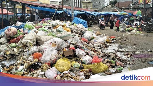 Sampah Menumpuk di Pasar Wonomulyo Polman, Pedagang Keluhkan Bau Busuk