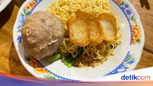 Warmindo Poernama : Asyiknya Memilih sendiri Sendiri Mie Instan dan ...