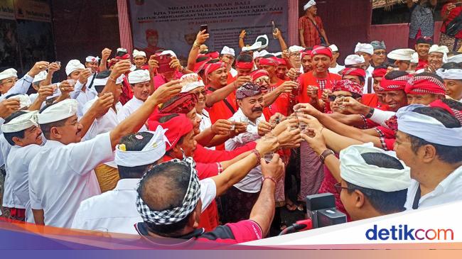 Rayakan Hari Arak Bali, Bupati Karangasem Tos Satu Sloki Bareng Anak Buah