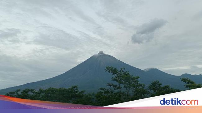 Gunung Semeru Tercatat Erupsi Dua Kali Pagi Ini, Ini Rinciannya