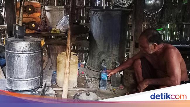 Hari Arak Bali, Perjuangan Perajin Arak yang Menyadap Nira hingga Jadi Arak