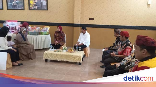 Mensos Risma Berikan Bantuan Modal untuk Ortu Balita Tanpa Anus di Sumenep Mensos Risma Berikan Bantuan Modal untuk Ortu Balita Tanpa Anus di Sumenep