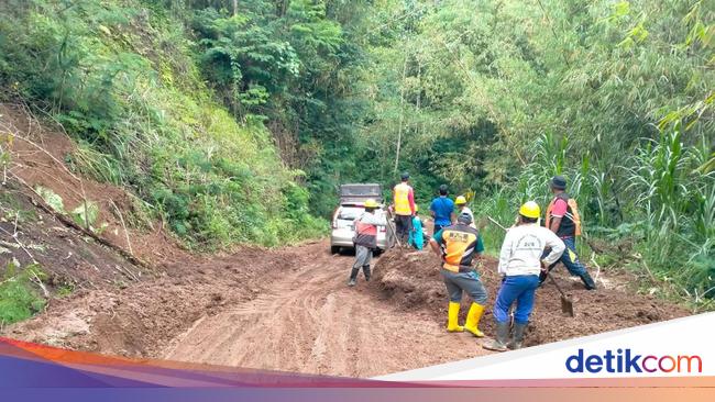 Longsor Tutupi Akses Jalan Provinsi di Karangasem Longsor Tutupi Akses Jalan Provinsi di Karangasem
