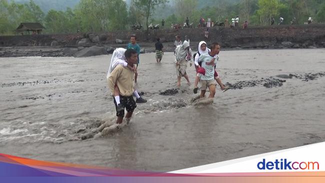 Siswa SD Digendong Ortu ke Sekolah Sebab Jembatan Diterjang Lahar Semeru