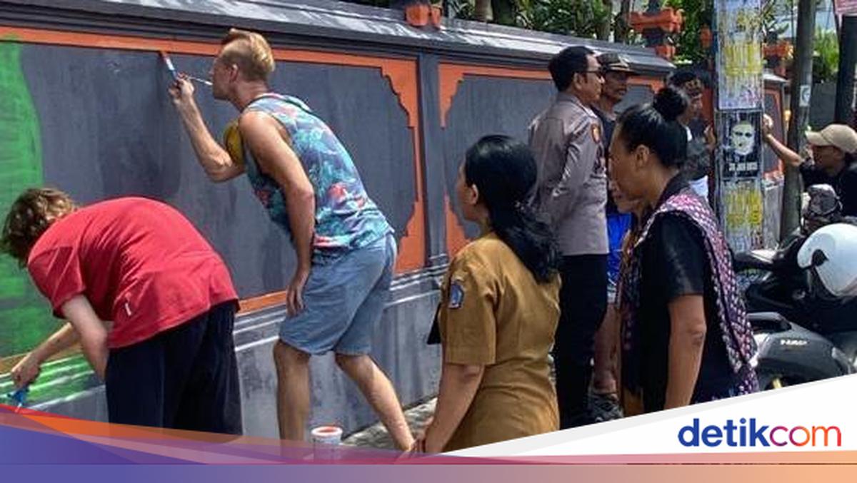 Bule ABG Bali Cat Ulang Tembok SD yang Diorat-oret