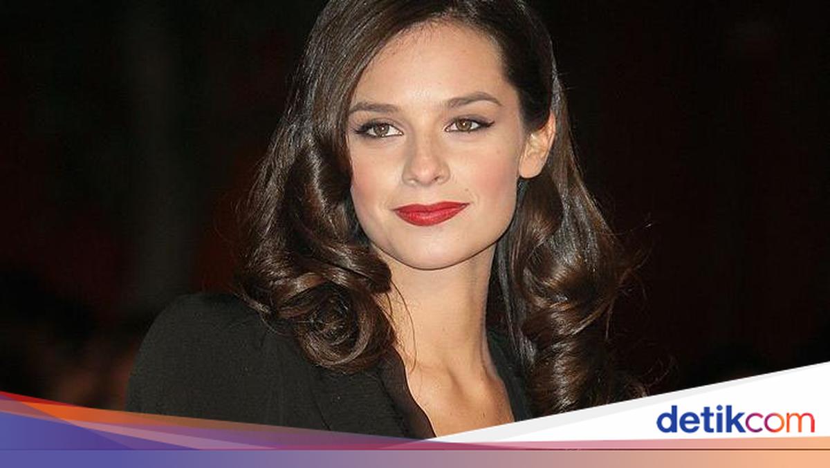 10 Foto Masa Lalu Katy Saunders, Aktris Inggris Hamil Dinikahi Song ...