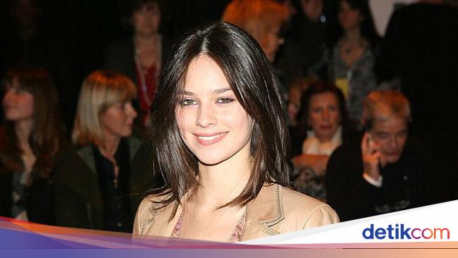 8 Fakta Katy Louise Saunders, Wanita Bule yang Dinikahi Song Joong Ki
