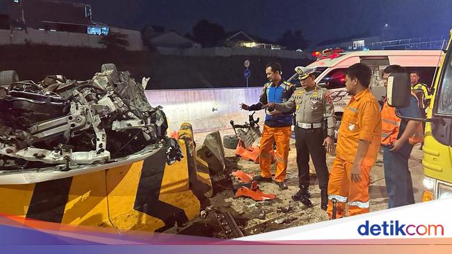 Mobil Wuling yang Terguling di Tol Krukut Dievakuasi, Lalin Lancar