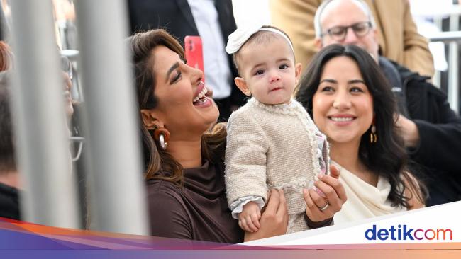 Deretan Artis Ini Pilih Pakai Ibu Pengganti untuk Dapat Momongan Deretan Artis Ini Pilih Pakai Ibu Pengganti untuk Dapat Momongan