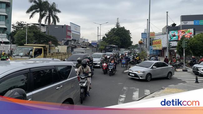 Keluhan Pengendara Kena Macet Makin Parah di Jalan Panjang Jakbar
