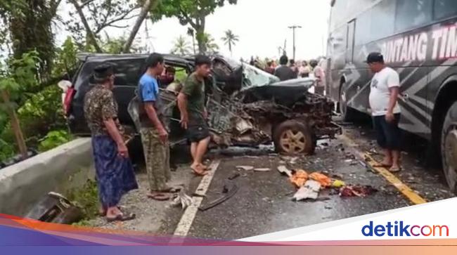 Bus Bawa 15 Penumpang Tabrak Minibus di Luwu Timur, 4 Orang Luka-1 Kritis
